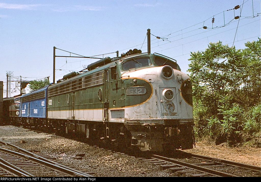 NJT E-8A 4332 and CR 4022